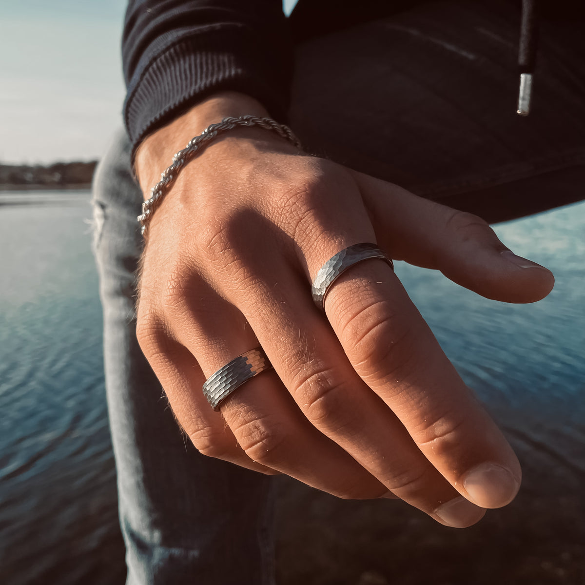 Ringar på olika fingrar: Vad säger traditionen och symboliken om din stil?